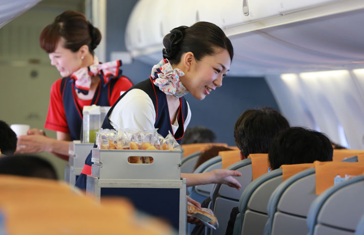 FDA、CAと空港係員に新制服導入 環境配慮の新素材で