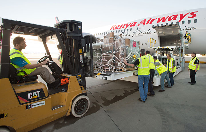 ボーイングとケニア航空、787で人道支援 子どもたちに医療品