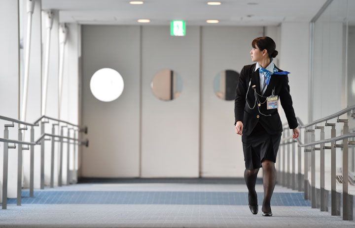 4つのポケットが機能的 写真特集・ANA10年ぶりの刷新−6代目GS制服編