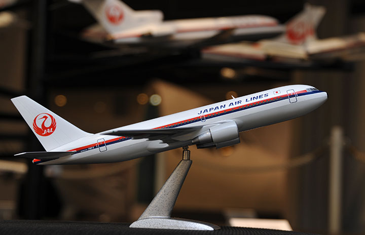 JAL、767導入30周年でイベント CAは当時の制服着用