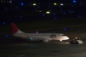 JAL/JAS統合の象徴、15年経て羽田から姿消す 写真特集・アーク塗装E170