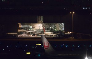 JAL/JAS統合の象徴、15年経て羽田から姿消す 写真特集・アーク塗装E170