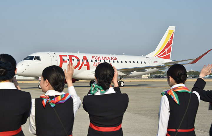 FDAの白い12号機、小牧到着 18日から定期便