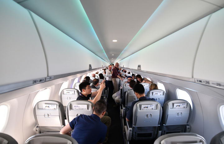 E190-E2、羽田に初飛来 MRJ最大のライバル、静かに着陸