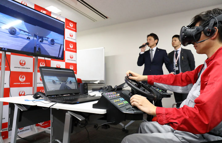 JAL、VRシミュレーターで航空機牽引訓練 持ち運び可能、汎用品で実現