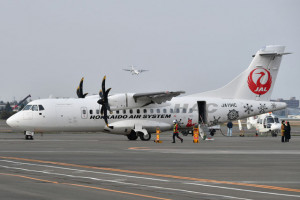 HACのATR、ワンワールド塗装3号機が丘珠到着 9日就航