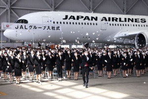 JAL赤坂社長「新しい価値生み出して」格納庫で下期入社式