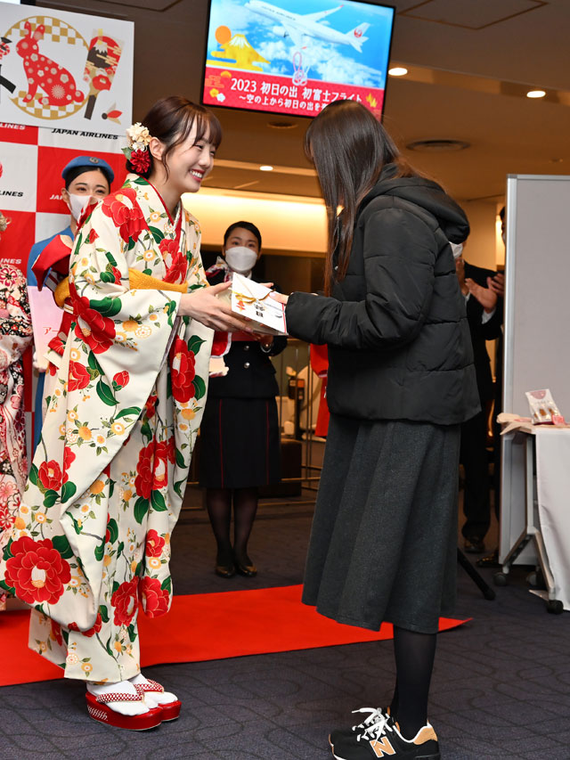 JAL、CO2排出ゼロで初日の出フライト 本田真凜選手が見送り