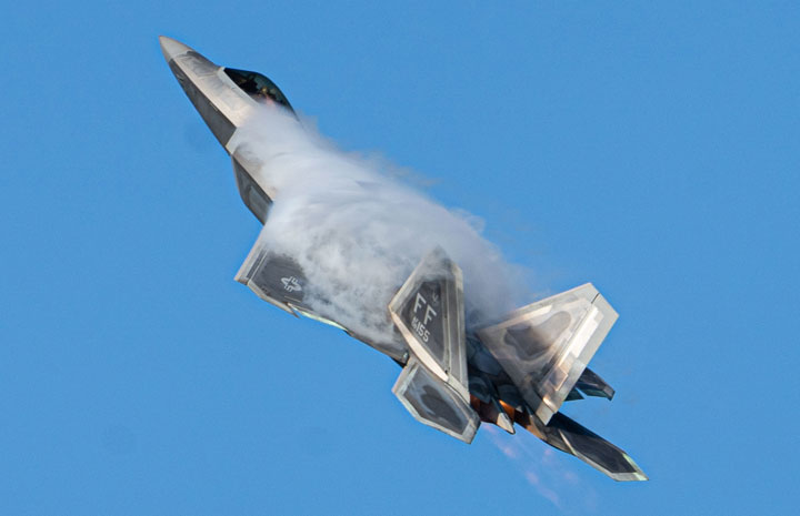 中国の偵察気球、F-22が撃墜 サイドワインダーで