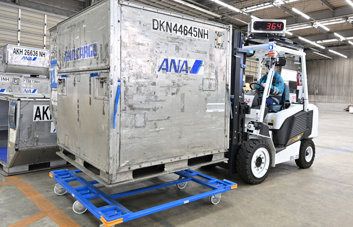 ANAカーゴ、羽田貨物を東地区集約 計量フォークで業務効率化