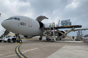 防衛省とNATO、初の緊急援助活動 KC-767がトルコへテント運ぶ
