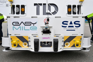 ピーチ、関空の電動トラクターを遠隔操作 人手不足の解決策検証