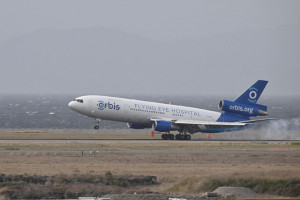 関空にMD-10「空飛ぶ眼科」飛来 希少3発機、オービスが日本親善ツアー
