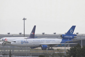 関空にMD-10「空飛ぶ眼科」飛来 希少3発機、オービスが日本親善ツアー