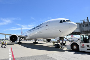 JAL、NYへCO2排出ゼロフライト 赤坂社長「ほんの先の未来を体験」