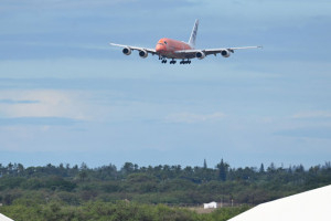 ANAのA380、ホノルルに3号機初便到着 緑の2号機が出迎え