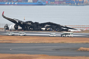 羽田JL516便、乗客1人打撲 3カ所から379人全員脱出、原因調査中