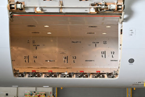 JAL、13年ぶり貨物機公開 767転用、DHLと東アジア協業