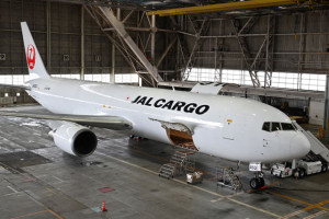 JAL、13年ぶり貨物機公開 767転用、DHLと東アジア協業