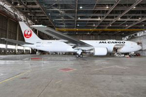 JAL、13年ぶり貨物機公開 767転用、DHLと東アジア協業