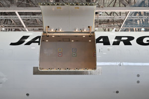 JAL、13年ぶり貨物機公開 767転用、DHLと東アジア協業