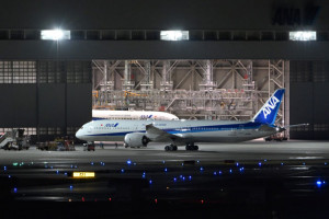 ANA 787-10国内線仕様78K、夜の羽田へ到着 777-200より4.3m長いGEエンジン機