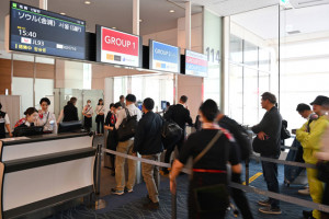 JAL、東京－ソウル就航60周年 CAチアダンス「JETS」が花添える