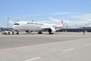 JALのA350-1000、羽田－ダラス就航 赤いロゴ2機並ぶ