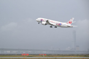 JAL、787のミャクミャクJETが関空就航 国際線で万博PR