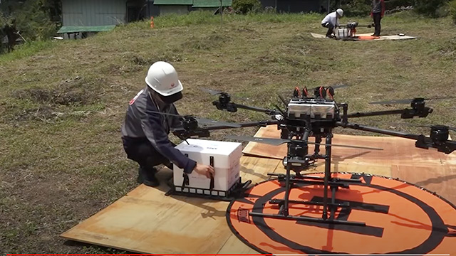 JALとKDDI、ドローン3機を1人で操縦 都内から遠隔操作、秩父で食品配送
