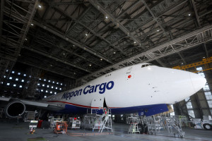 NCAの747-8F、那覇MROジャパンで初の整備