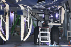 NCAの747-8F、那覇MROジャパンで初の整備