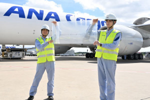 ANA、サメ肌フィルムでCO2削減 777F実装機就航、25年春に-300ERも