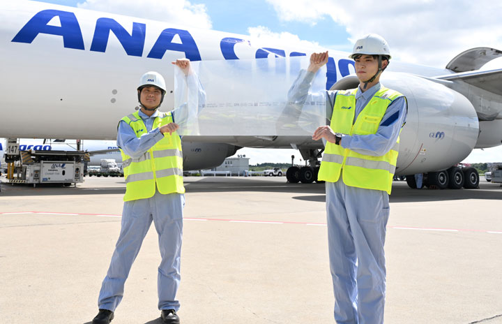 ANA、サメ肌フィルムでCO2削減 777F実装機就航、25年春に-300ERも