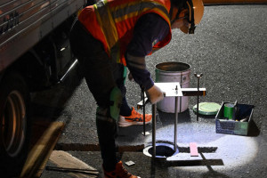 羽田空港、C滑走路に誤進入防ぐ「RWSL」設置開始 深夜のC5で作業