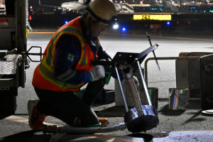 羽田空港、C滑走路に誤進入防ぐ「RWSL」設置開始 深夜のC5で作業