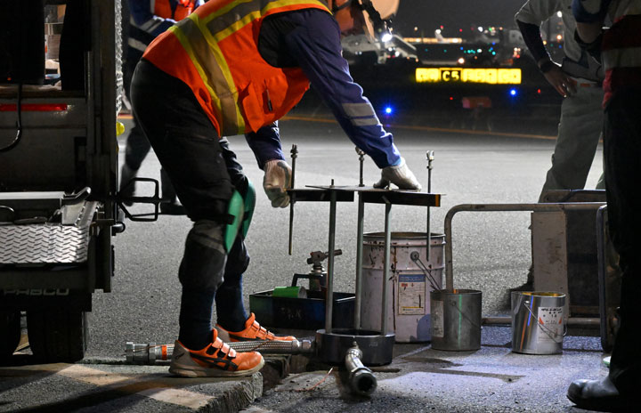 羽田空港、C滑走路に誤進入防ぐ「RWSL」設置開始 深夜のC5で作業