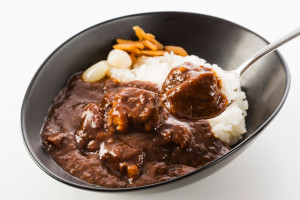 JALラウンジのビーフカレー、JR品川駅に初登場 1/20から、うどんですかいも