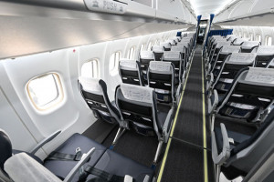 前方席は32インチ 写真特集・トキエア 3号機ATR42