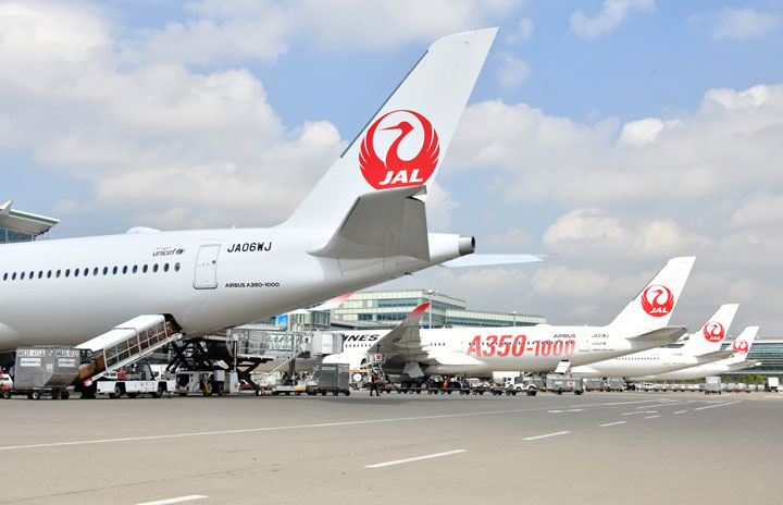 JAL、8-9月サーチャージ2段階引き下げ 欧米往復4.2万円、ハワイ2.7万円に