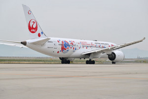 廃食油の国産SAF、旅客便に初供給 JALミャクミャクJETの関空発上海行きに