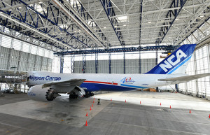 NCA、就航40周年 747-8Fに記念デカール、反省生かし大きめに