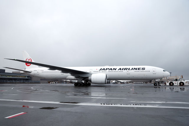 JAL 777-300ER、退役3機目JA735J見学ツアー 操縦席解説や洗浄体験も