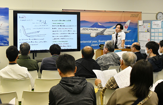 JAL、767就航40周年でイベント2日間 パイロット手書きテキストで“本気の航空教室”